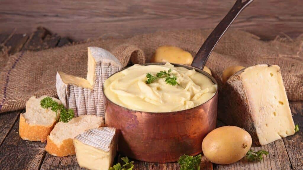 Receita de Aligot: A Irresistível Receita de Purê de Batatas com Queijo - CenárioMT