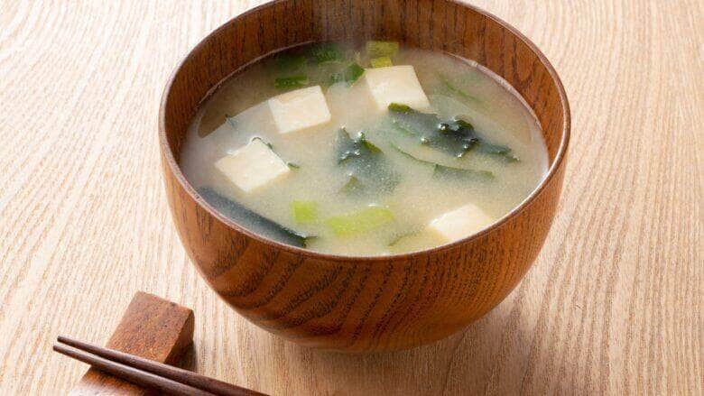 Receita de missoshiro: uma sopa japonesa nutritiva e saborosa